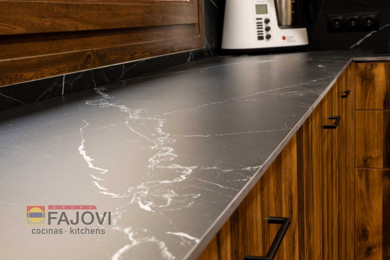 Cocina Rústica con Encimera Porcelánica Negra - FAJOVI Cocinas