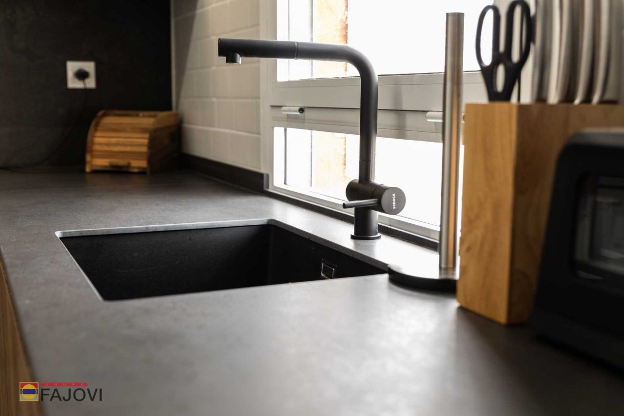 Cocina Rústica con Encimera Negra - FAJOVI Cocinas
